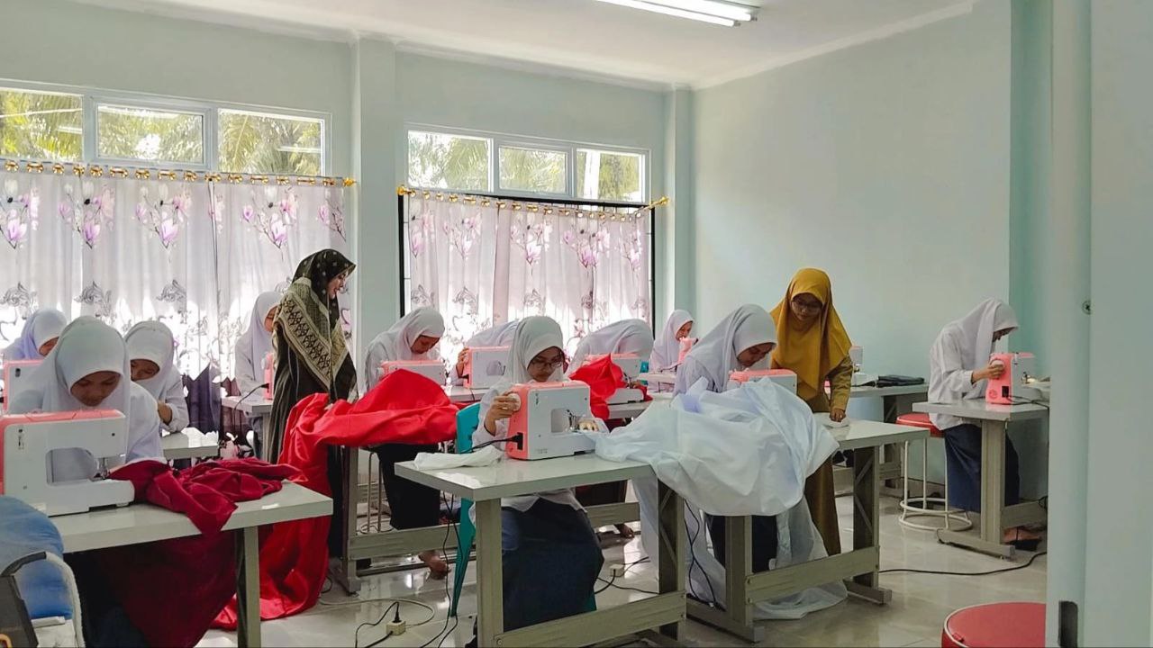 Sambut HUT RI, Siswi SMK Riyadhul Ulum Ujungbatu Jahit Bendera Merah ...